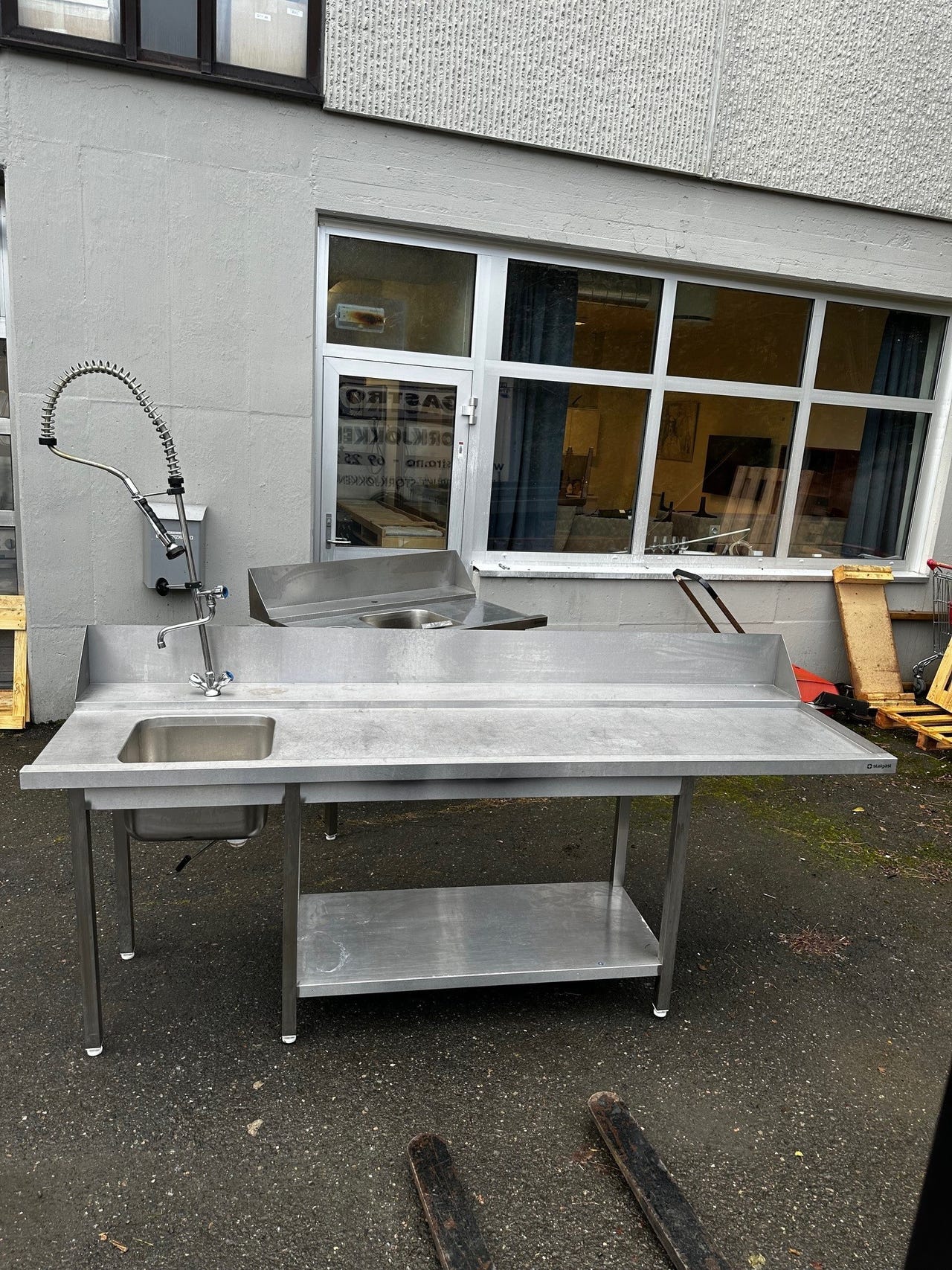 Rustfri benk med kum 247x75 cm - Gastro storkjøkken AS | FINN-torget