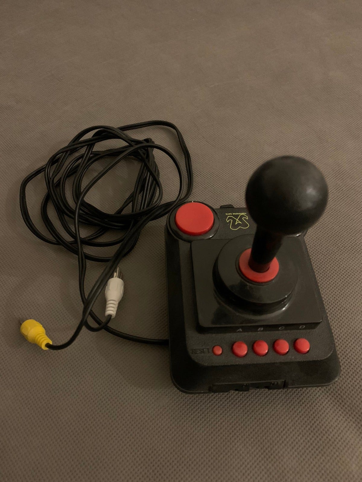 Commodore 64 joystick med innebygde spill | FINN torget