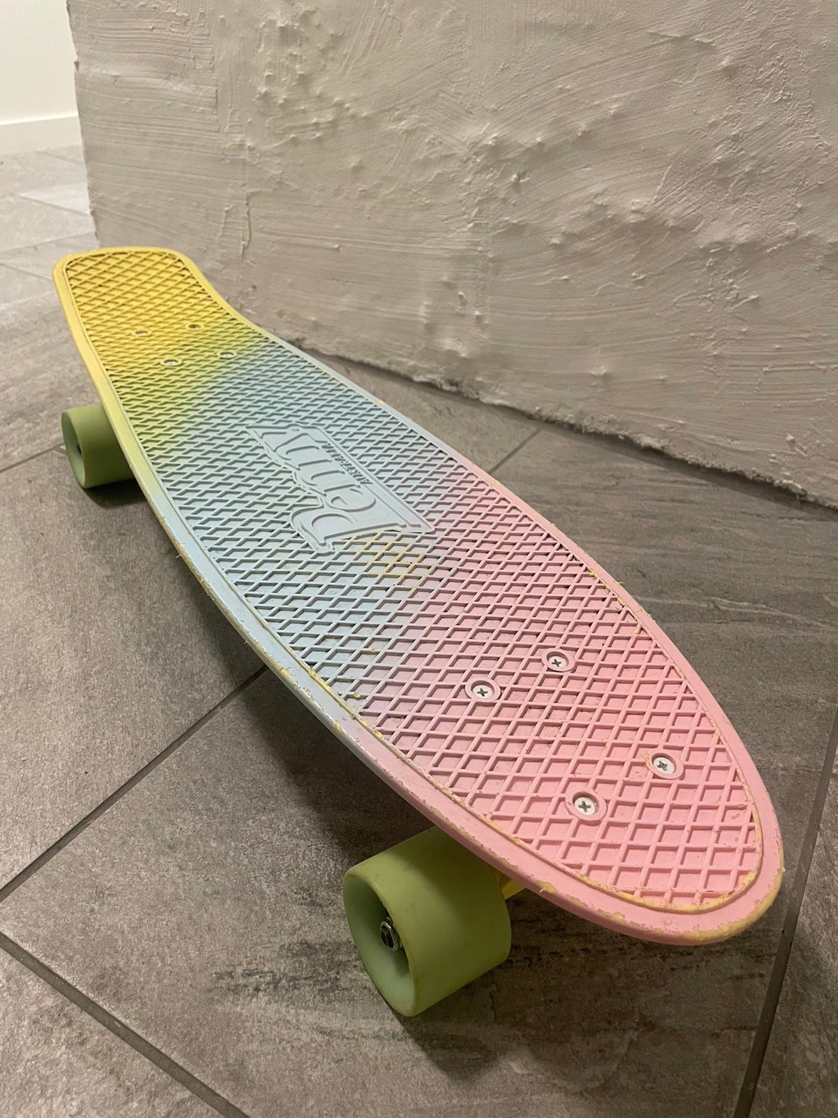 Penny Board Australia Rainbow Pastel 27" Nickel Skateboard | FINN-torget