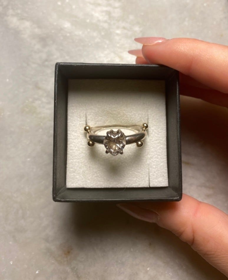 Rikke Harsheim ring med gullkuler | FINN-torget