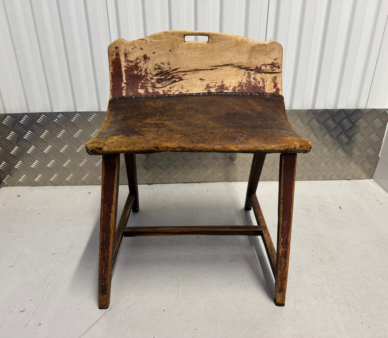 Antikk melkekrakk med sete trukket i skinn. | FINN-torget