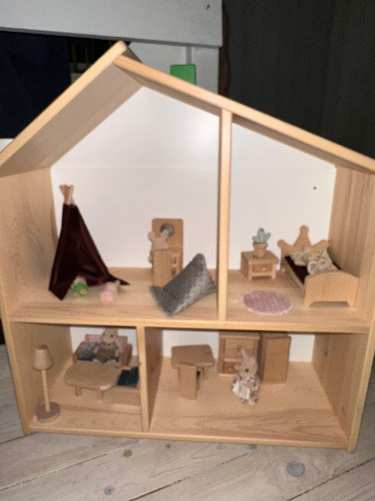 Dukkehus med inventar og sylvanian | FINN torget