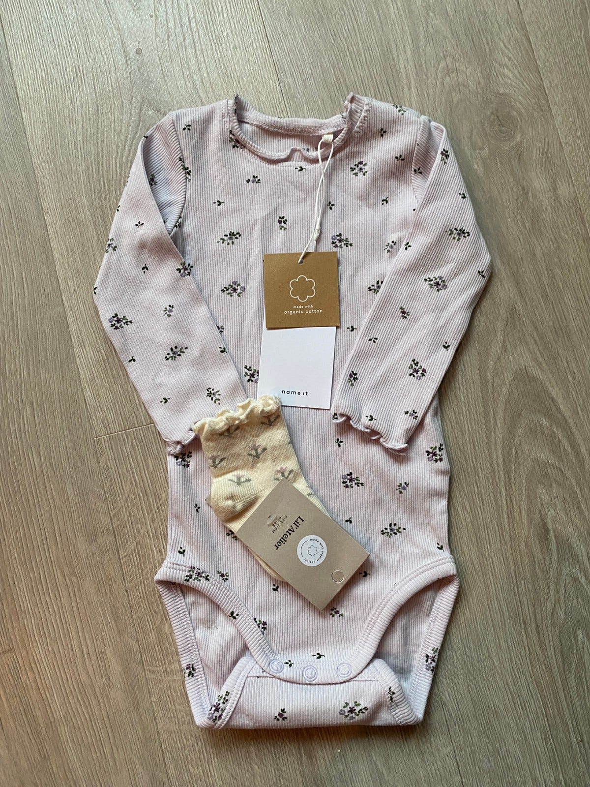 Ubrukt body og sokker fra name it og lil’atelier | FINN-torget