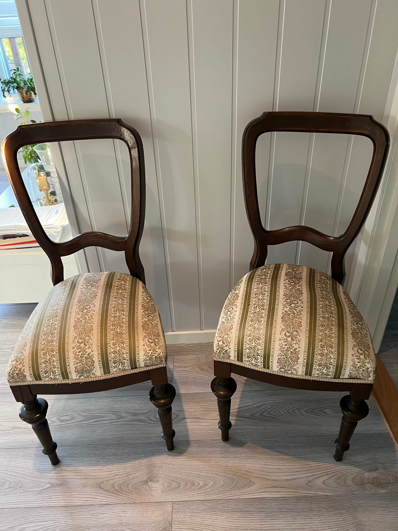 2 antikke stoler selges | FINN torget