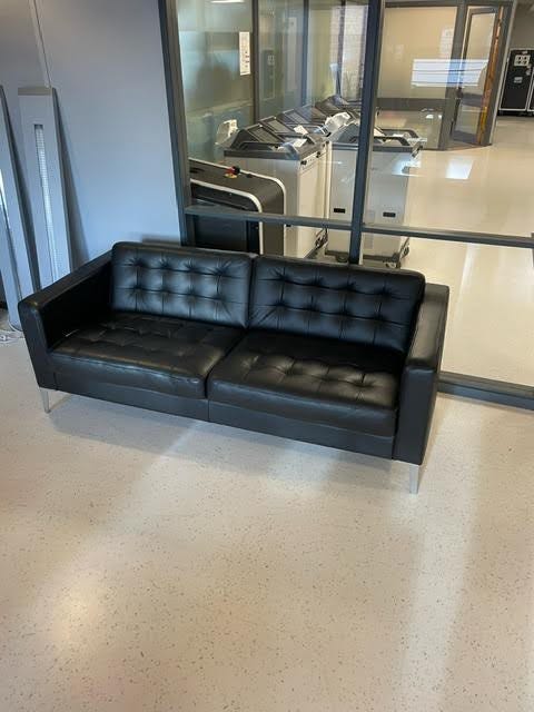 2 seter skinnsofa fra Ikea | FINN torget