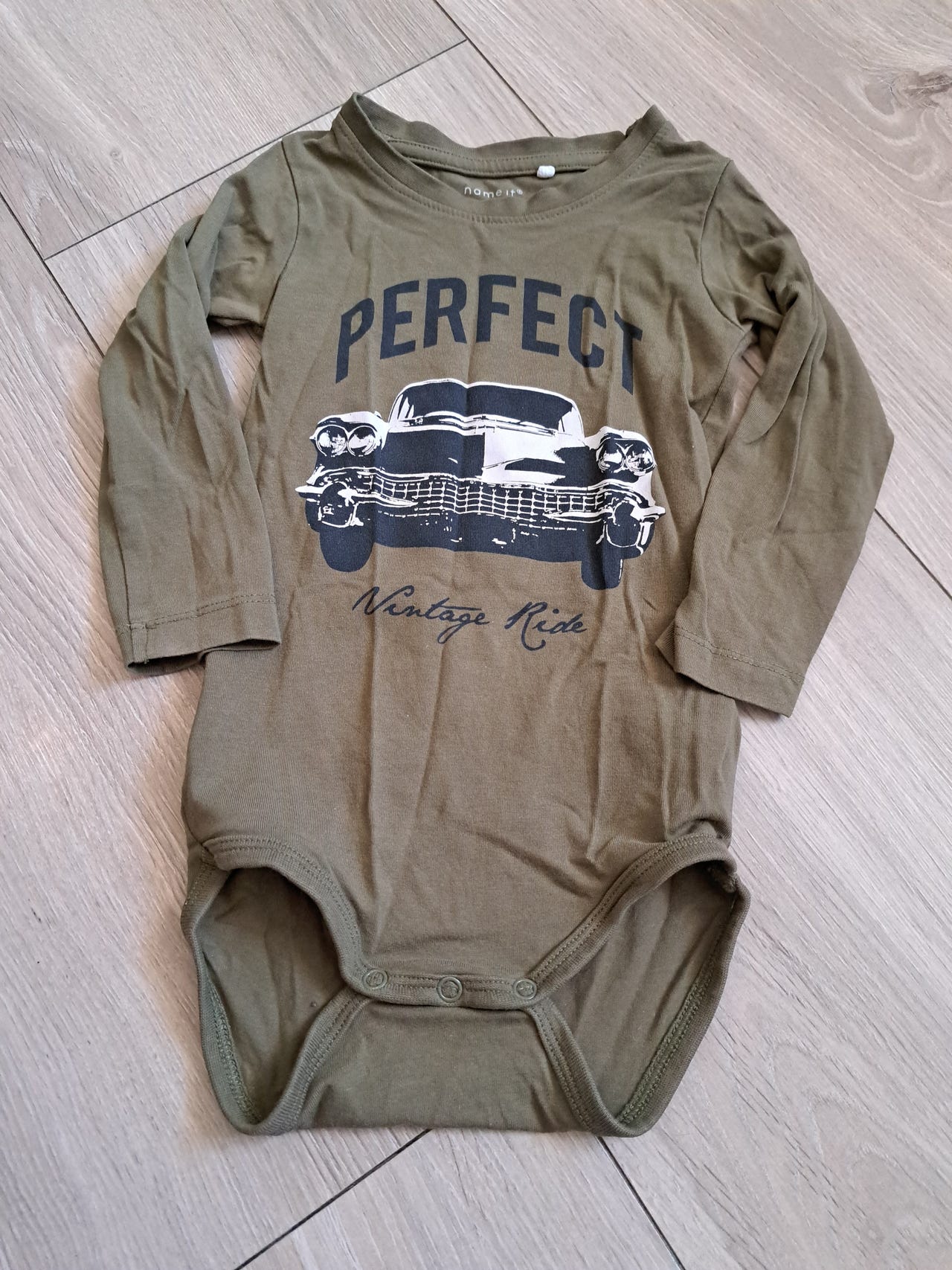 Kul body med vintage bil motiv fra Name it i str. 80 | FINN-torget