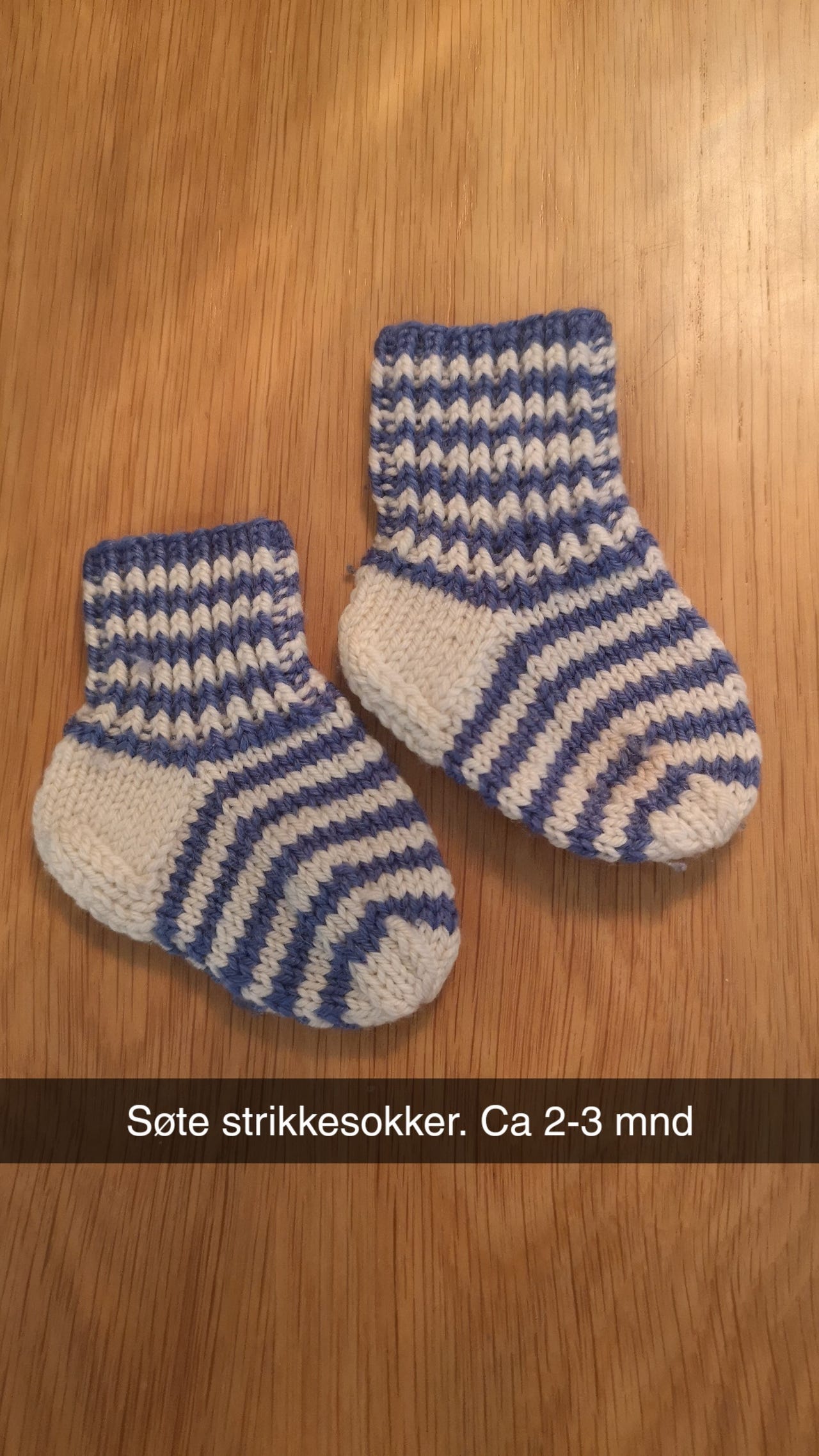 Strikka sokker til baby | FINN torget