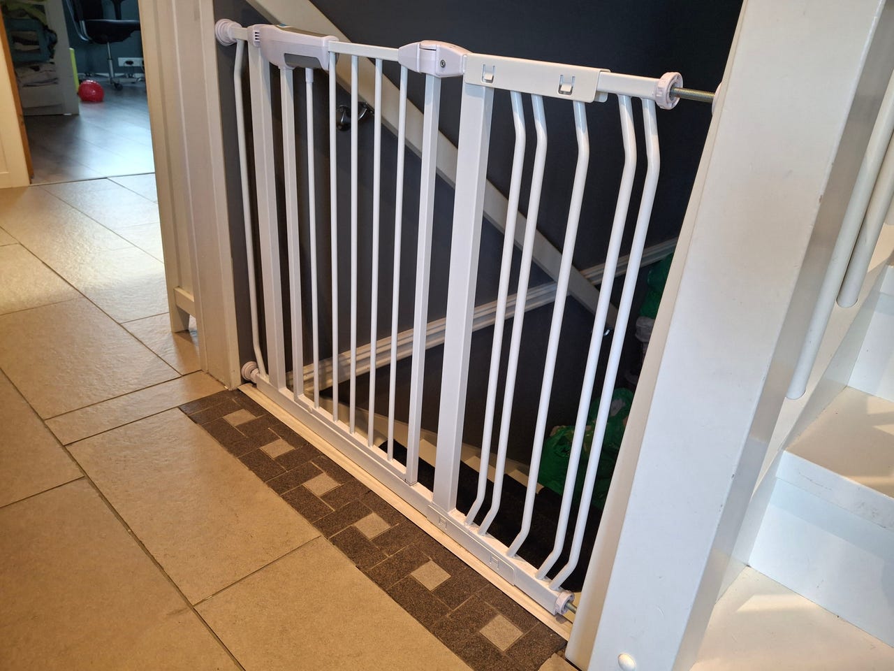 Trappegrind fra Biltema festes uten skruer selges. | FINN-torget