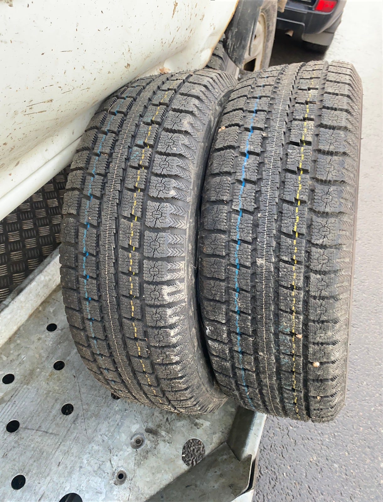 Helt ny vinterdekk med pigg fri(195/70R/15C) passer på Toyota hiace ...