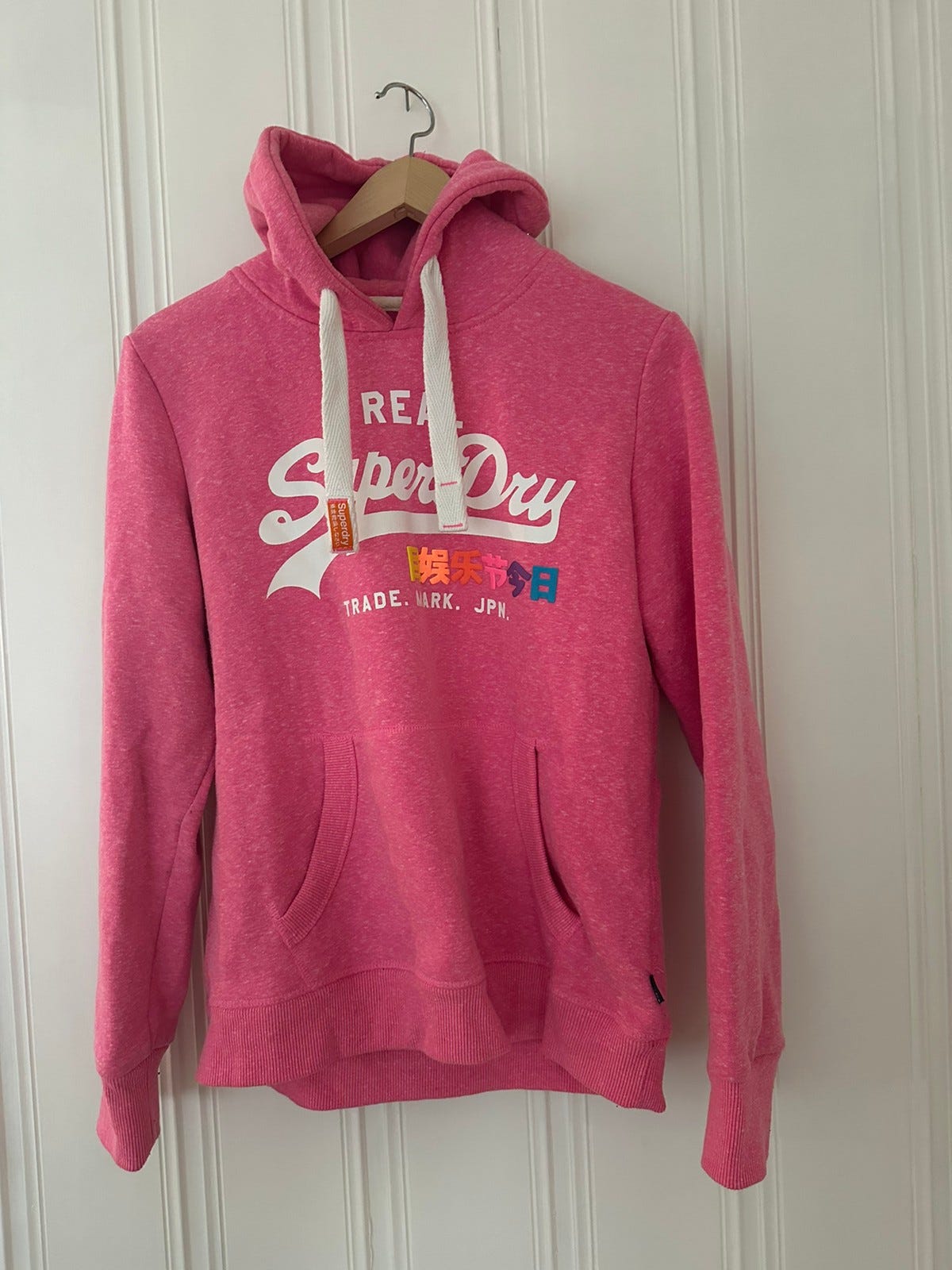 Rosa hettegenser fra Superdry | FINN-torget