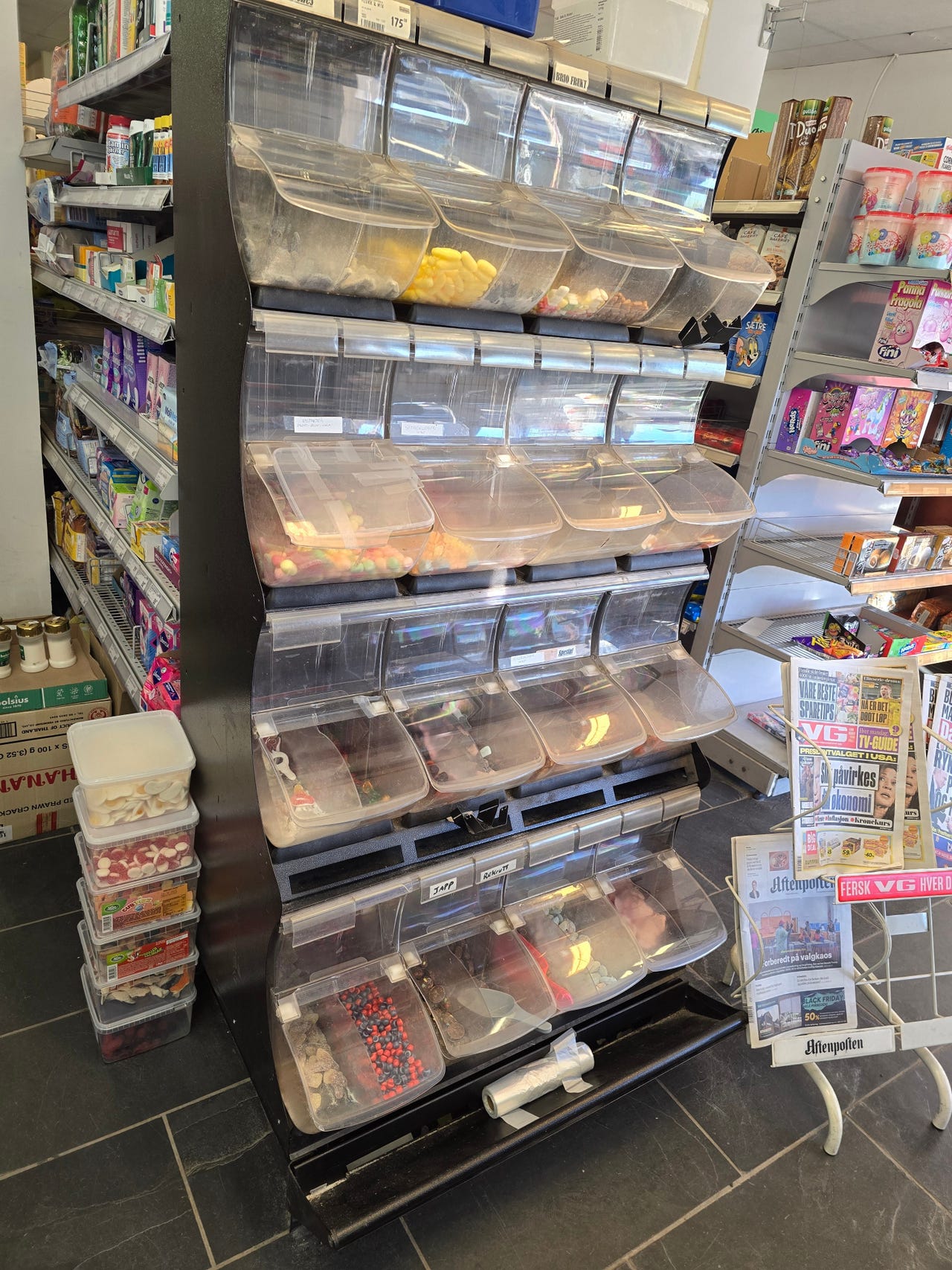 BUTIKKHYLLER/REOLER MED STATIV/ FRYSERE div INNVENTAR | FINN-torget