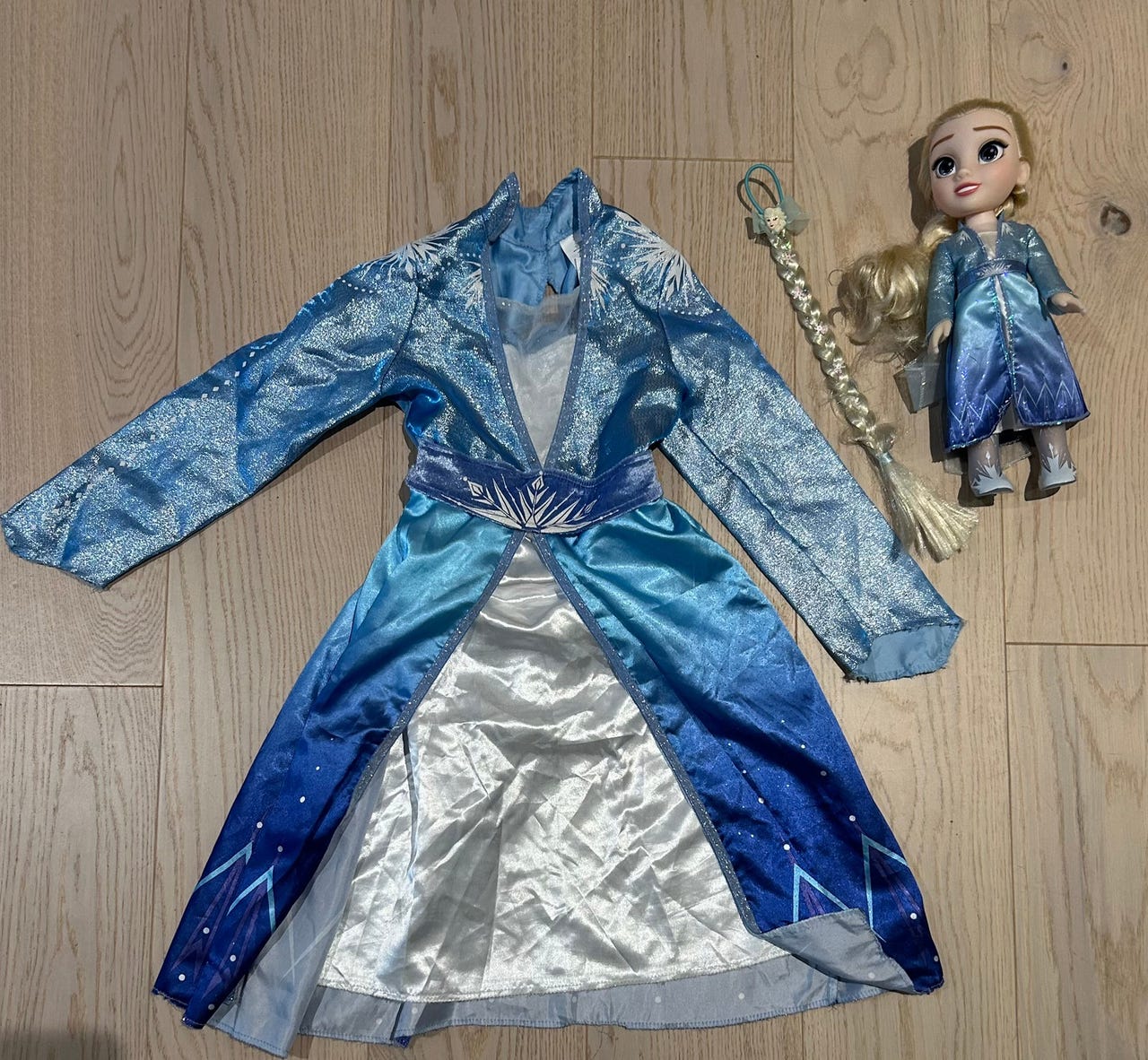Elsa kjole / kostyme (4-6 år) og Elsa dukke | FINN-torget