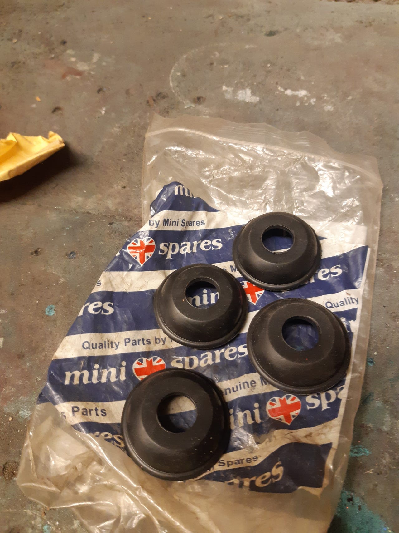 Classic mini track rod end rubbers | FINN-torget