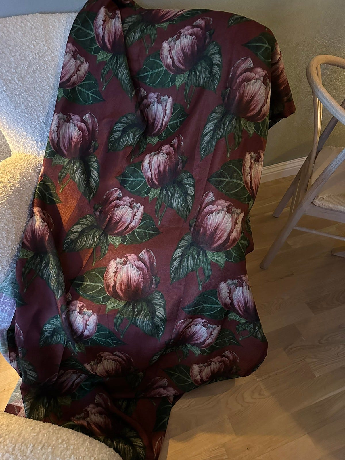 Kid/hemtex «Kate» burgunder gardiner med store «tulipaner» | FINN-torget