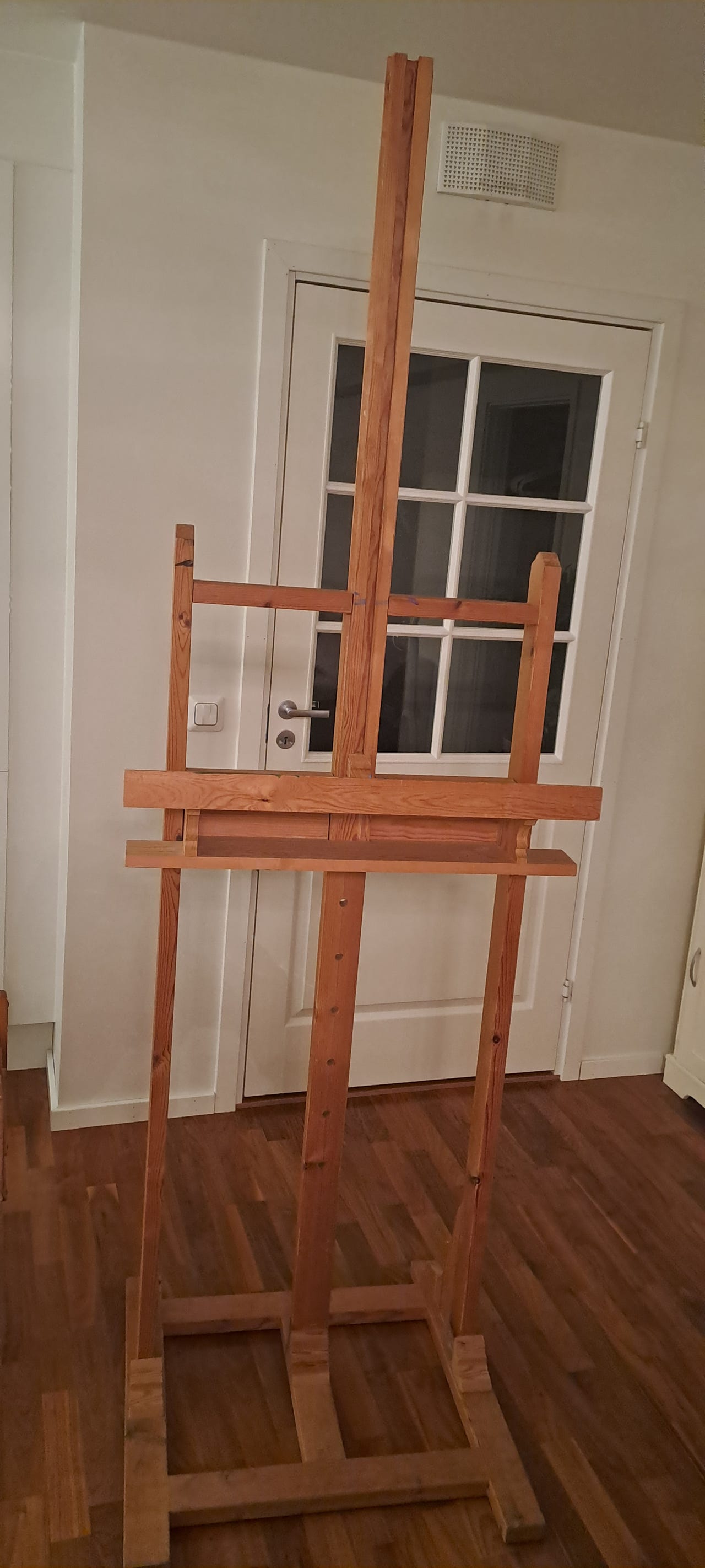 Staffeli høyt og solid håndlaget for kr. 3000 | FINN torget