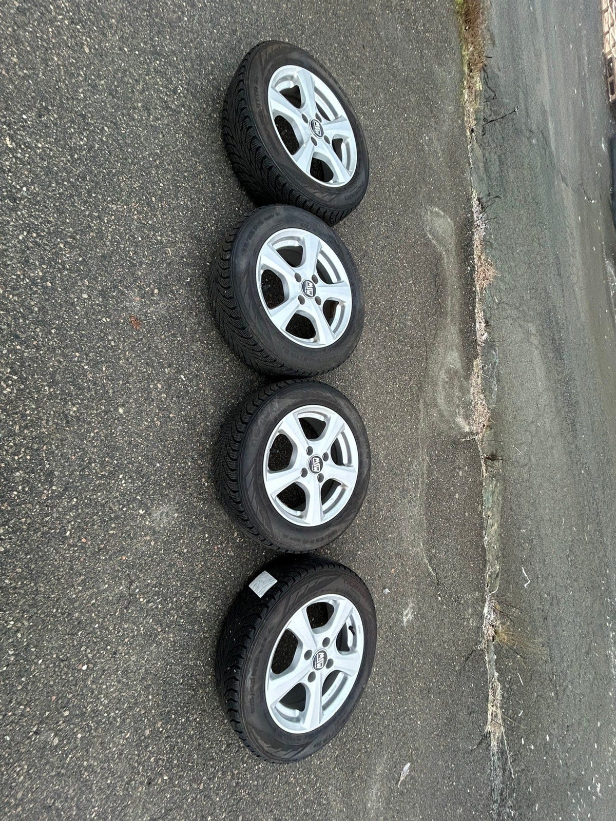 Piggfri vinterdekk med felg - 185/65 R15 92R | FINN-torget