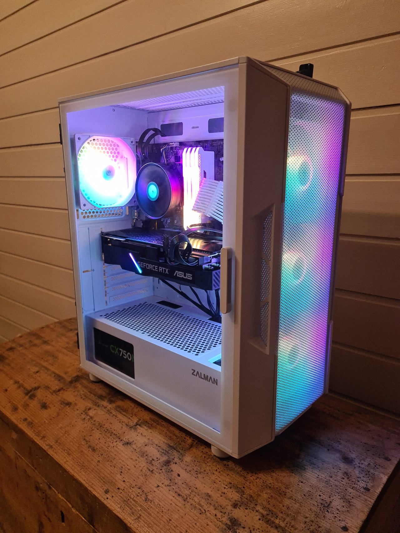 Hvit gaming pc | FINN-torget