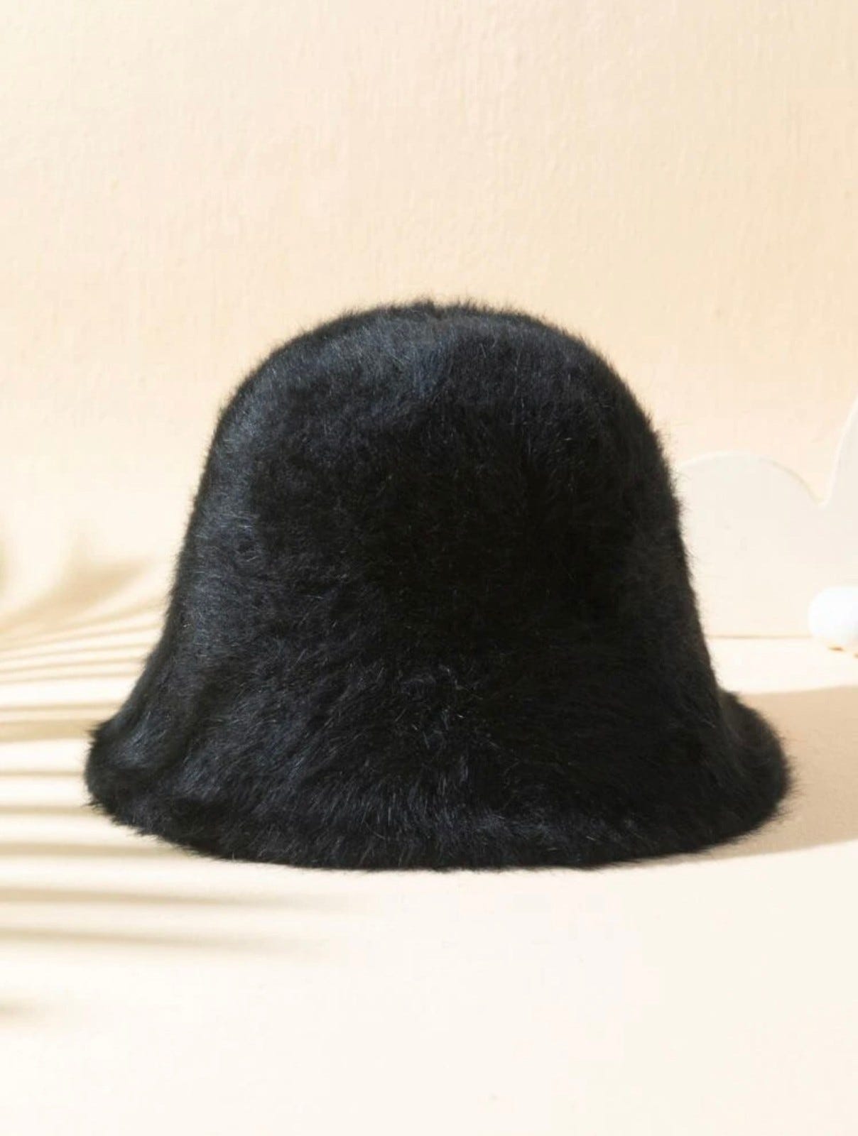 Svart fluffy bucket hat lue | FINN-torget