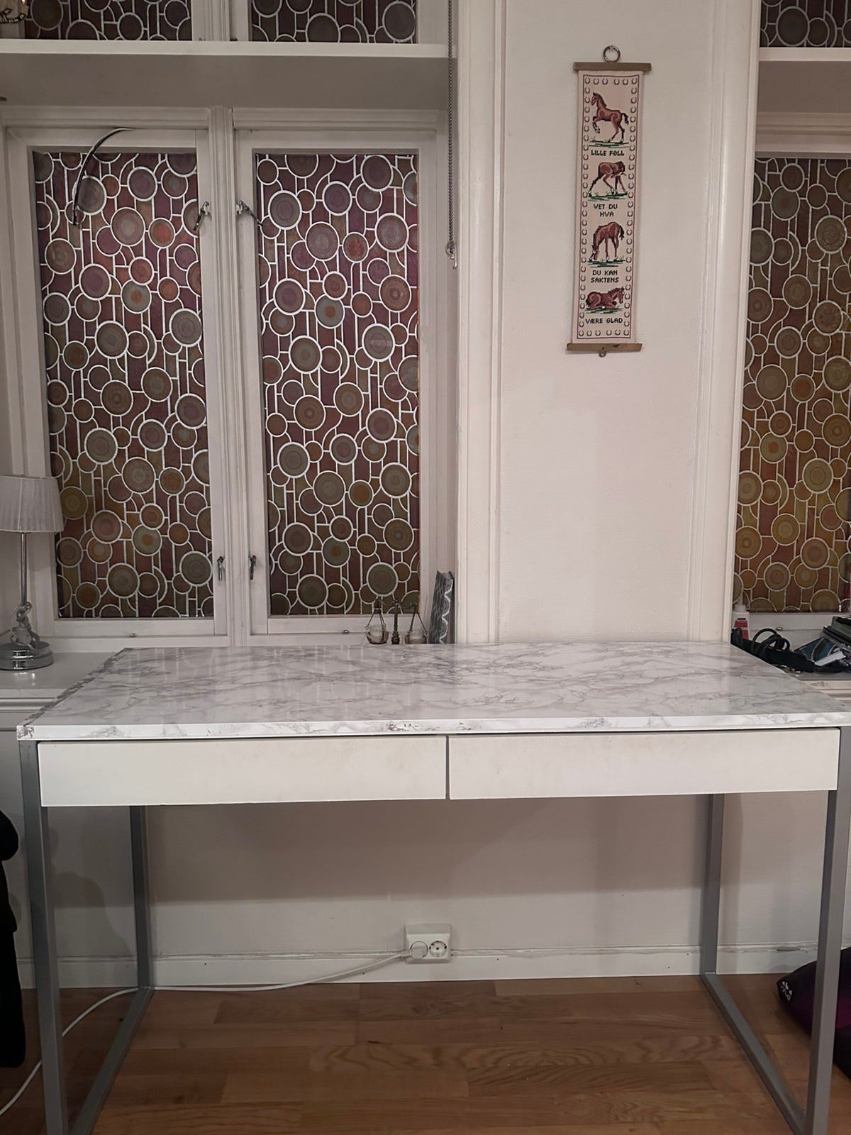 Fint skrivebord med «marmor» plate, 2 skuffer | FINN-torget