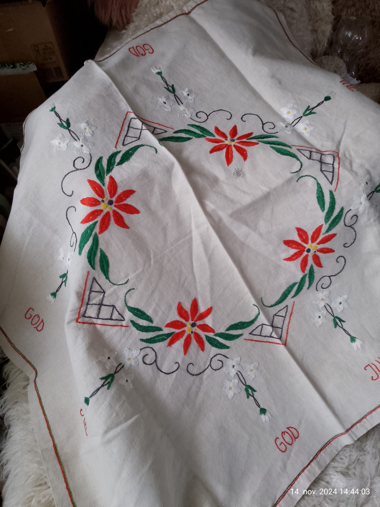 Gammel koselig brodert juleduk | FINN-torget