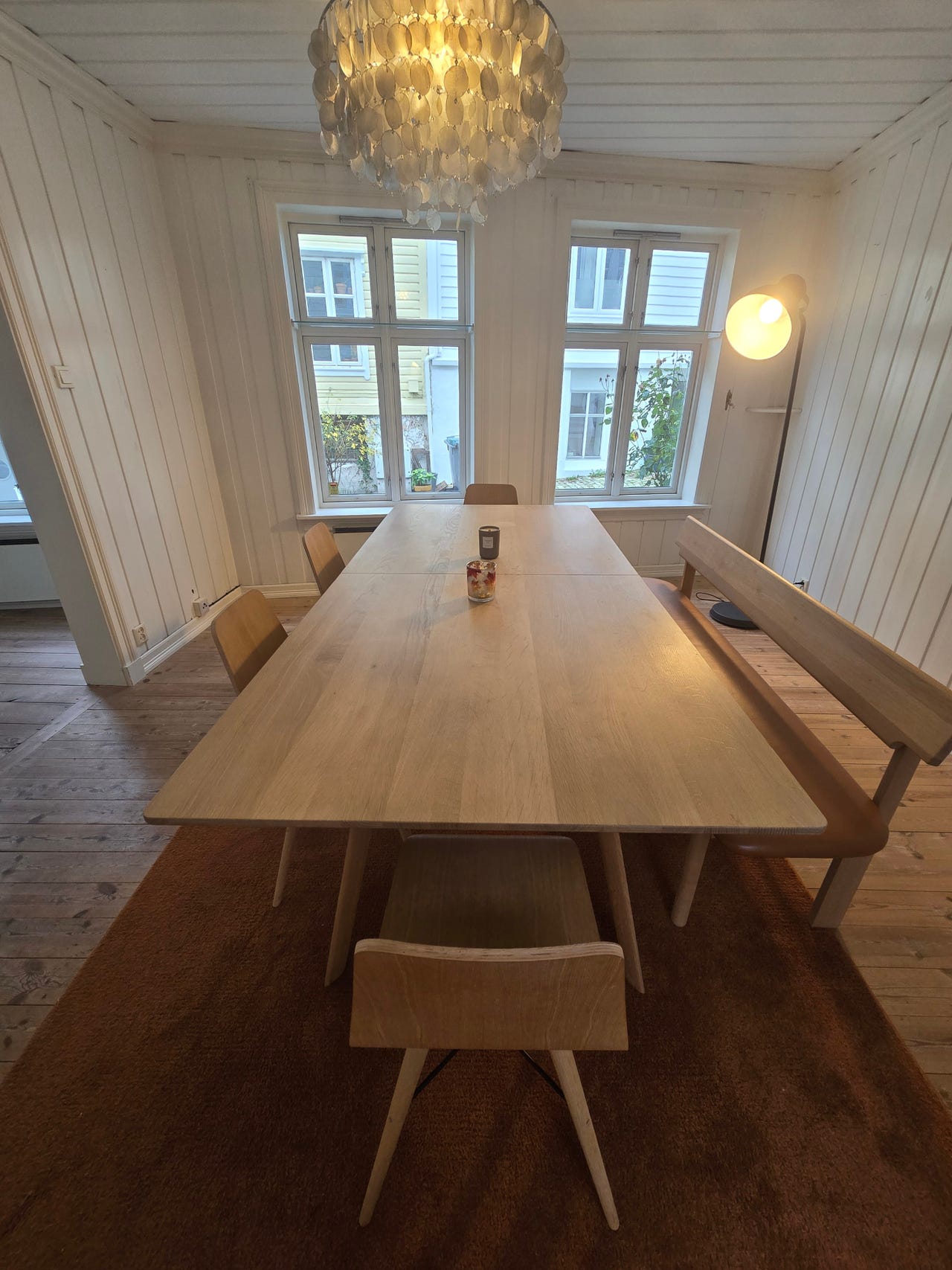 Bolia Hill spisebord med benk og 4 stoler. | FINN torget