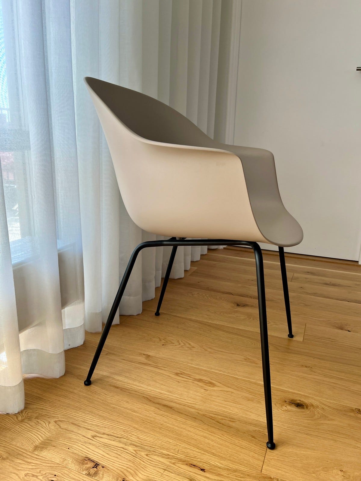 GUBI Bat stol conic black matt new beige | FINN-torget