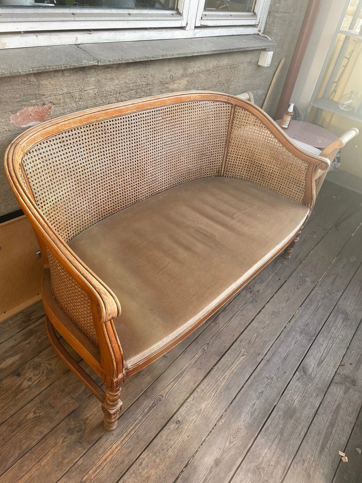 Vintage sofa med klassisk design og rotting detaljer | FINN torget