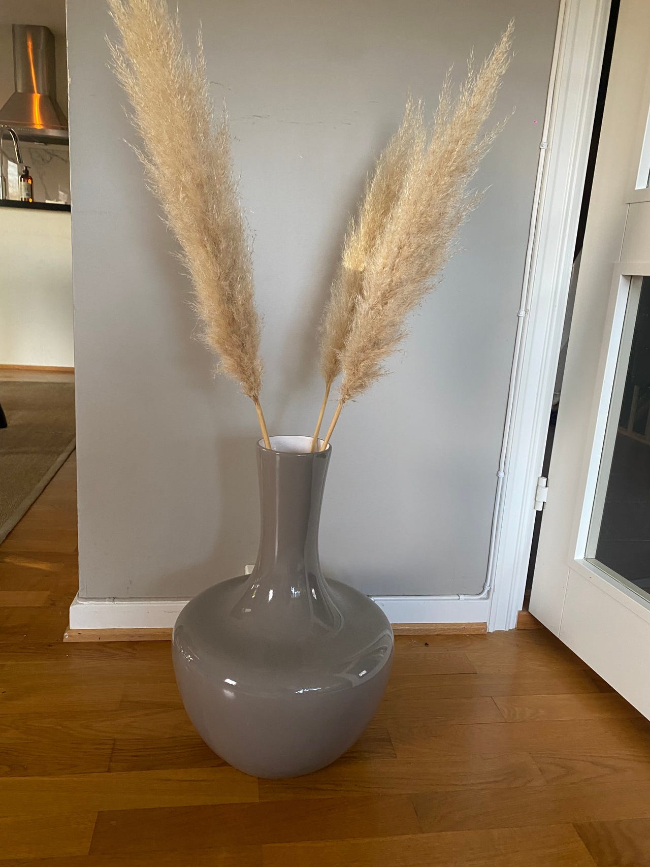 Vase grå med store strå | FINN-torget