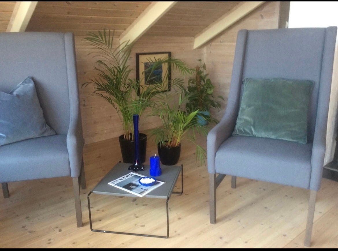 2 stk fine stoler fra Halvor Bakke selges. Kr. 600,- pr stk eller bud ...