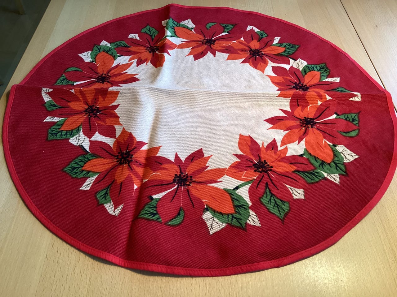 Rund brikke med trykt juledekor | FINN-torget