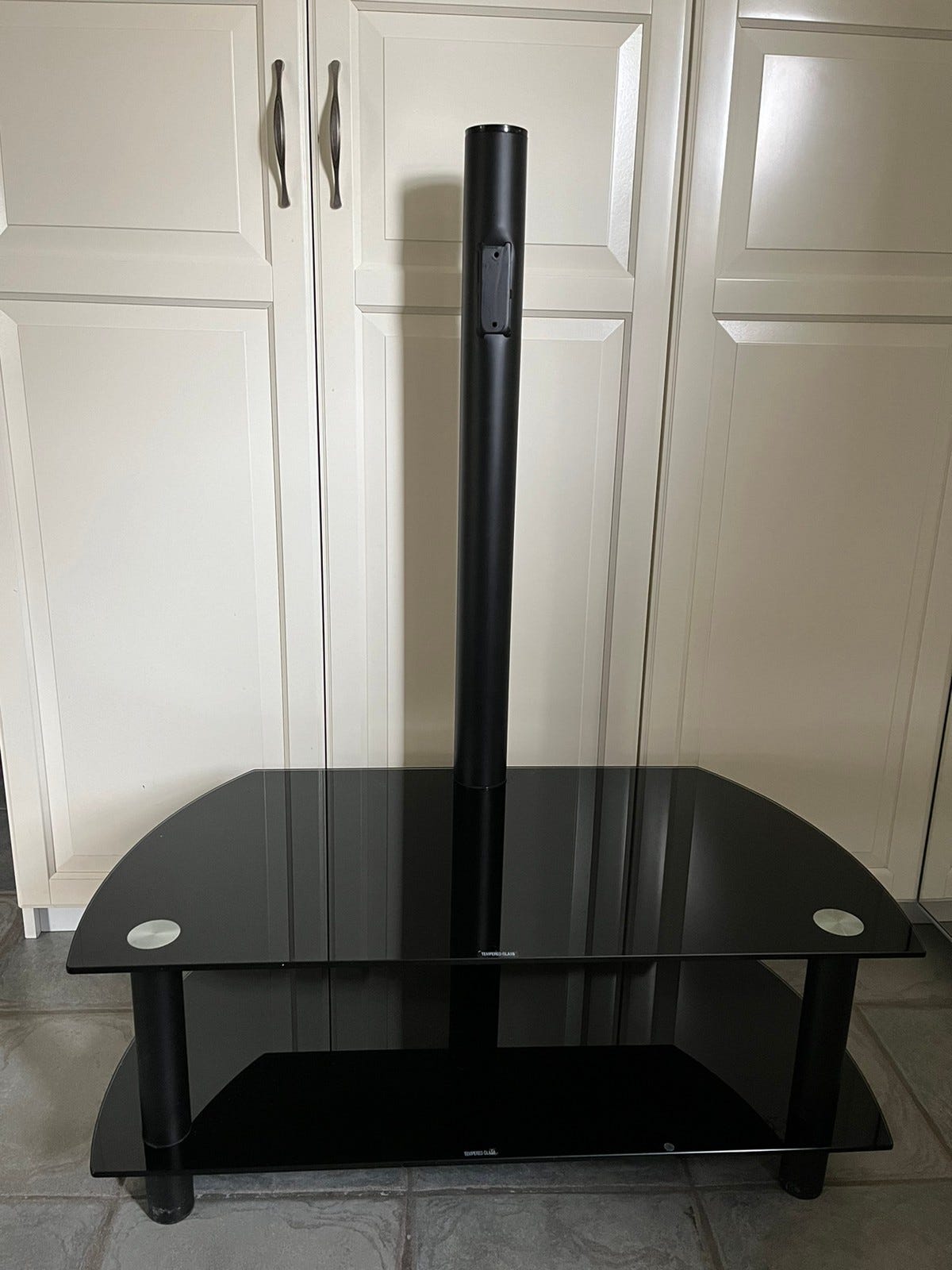 TV-benk i sort glass selges | FINN-torget