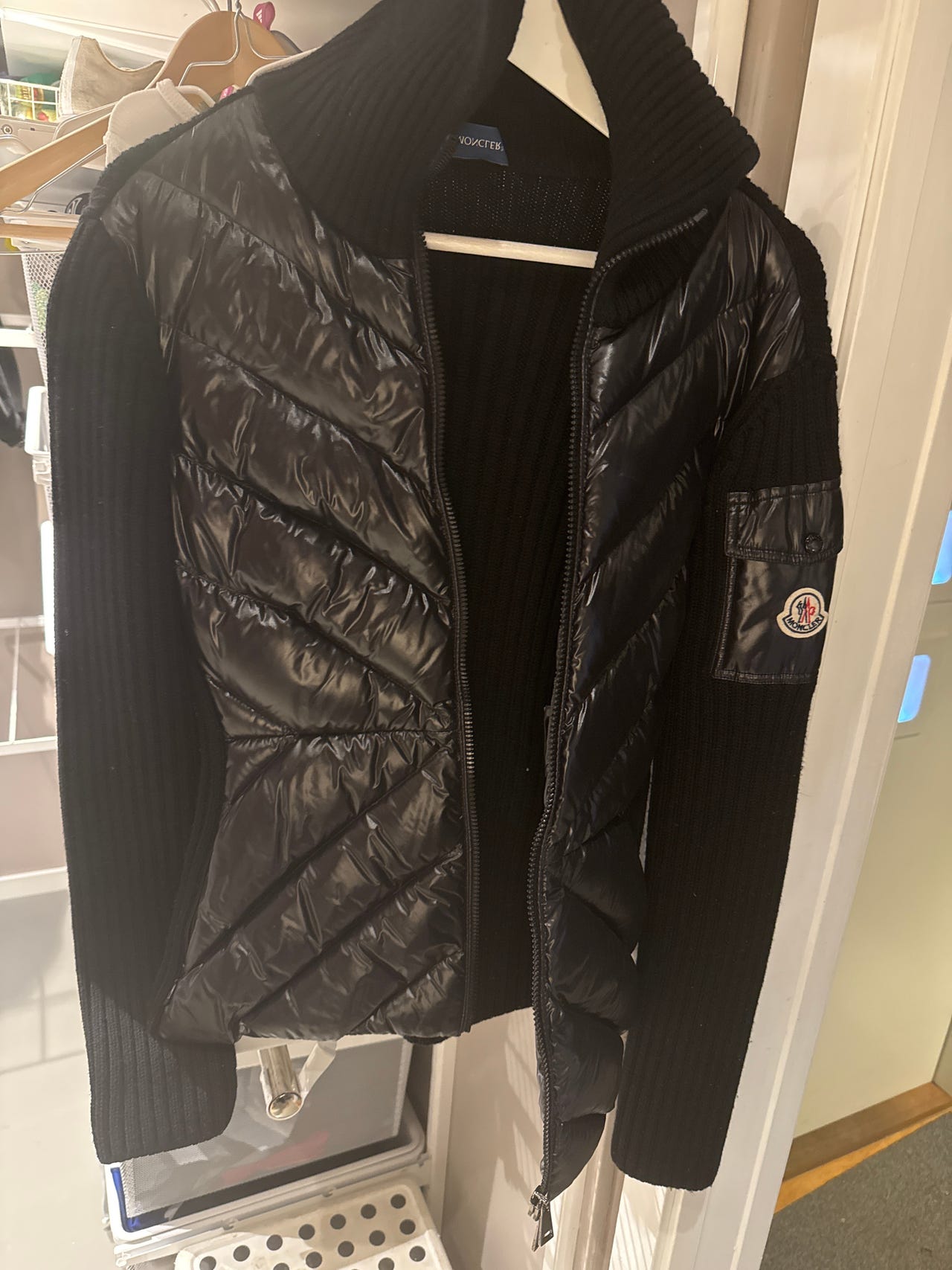 Moncler- sort med strikket hals og ermer | FINN-torget