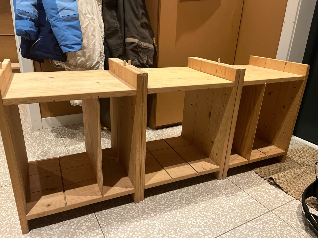 Hyller i Furu - bra til vinyl | FINN-torget