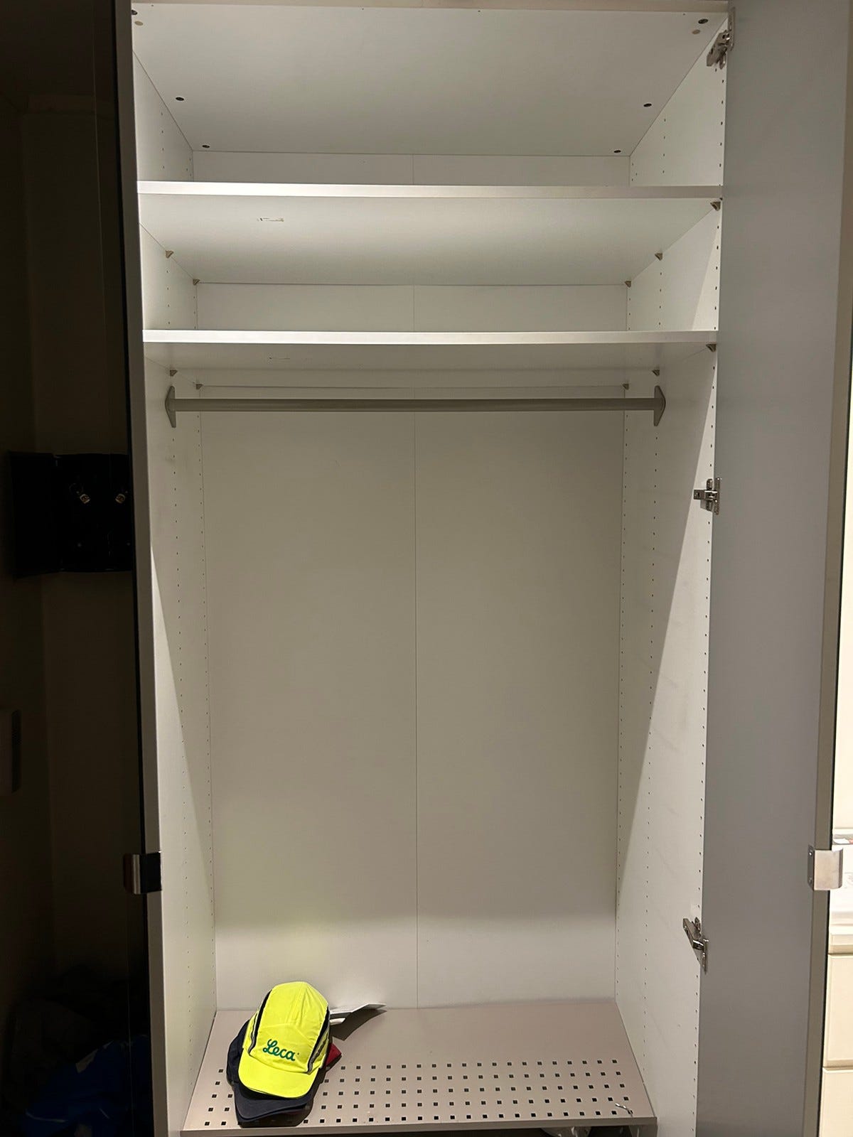 Garderobeskap med speildører | FINN-torget