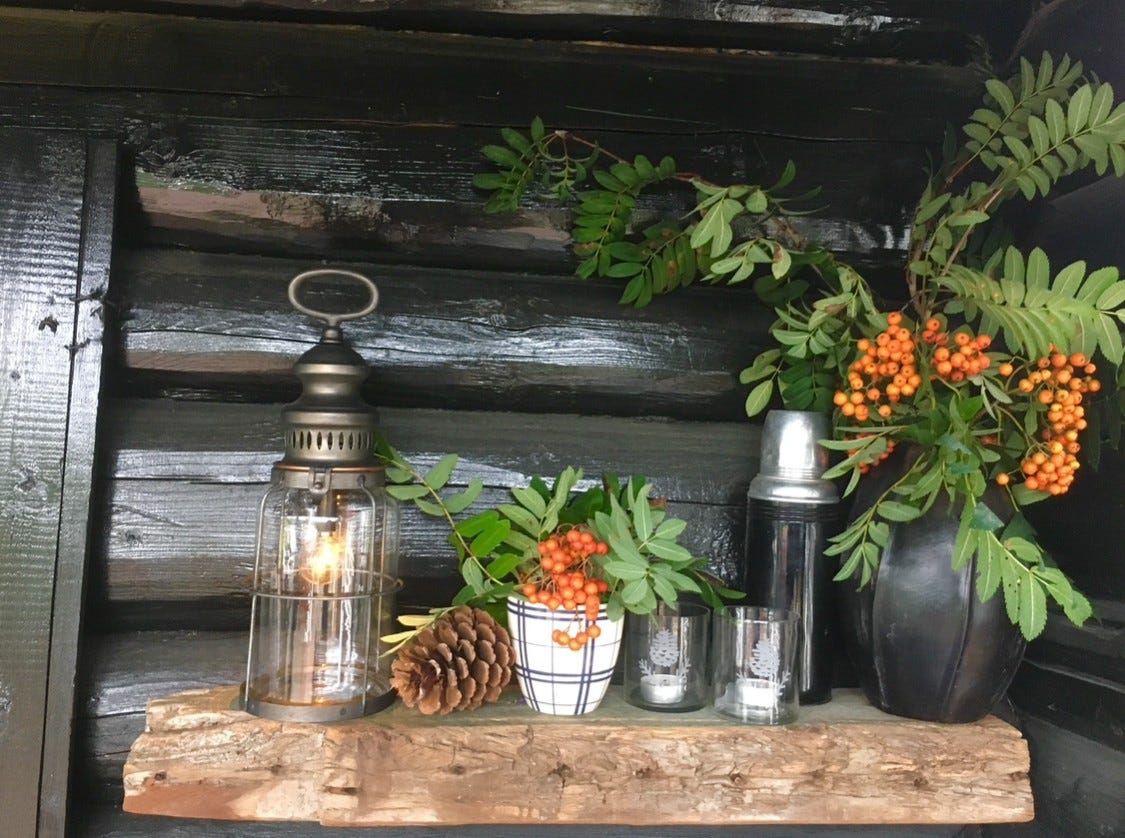 Pynt hytta !Flott og solid vegghylle i antikk tre! | FINN-torget