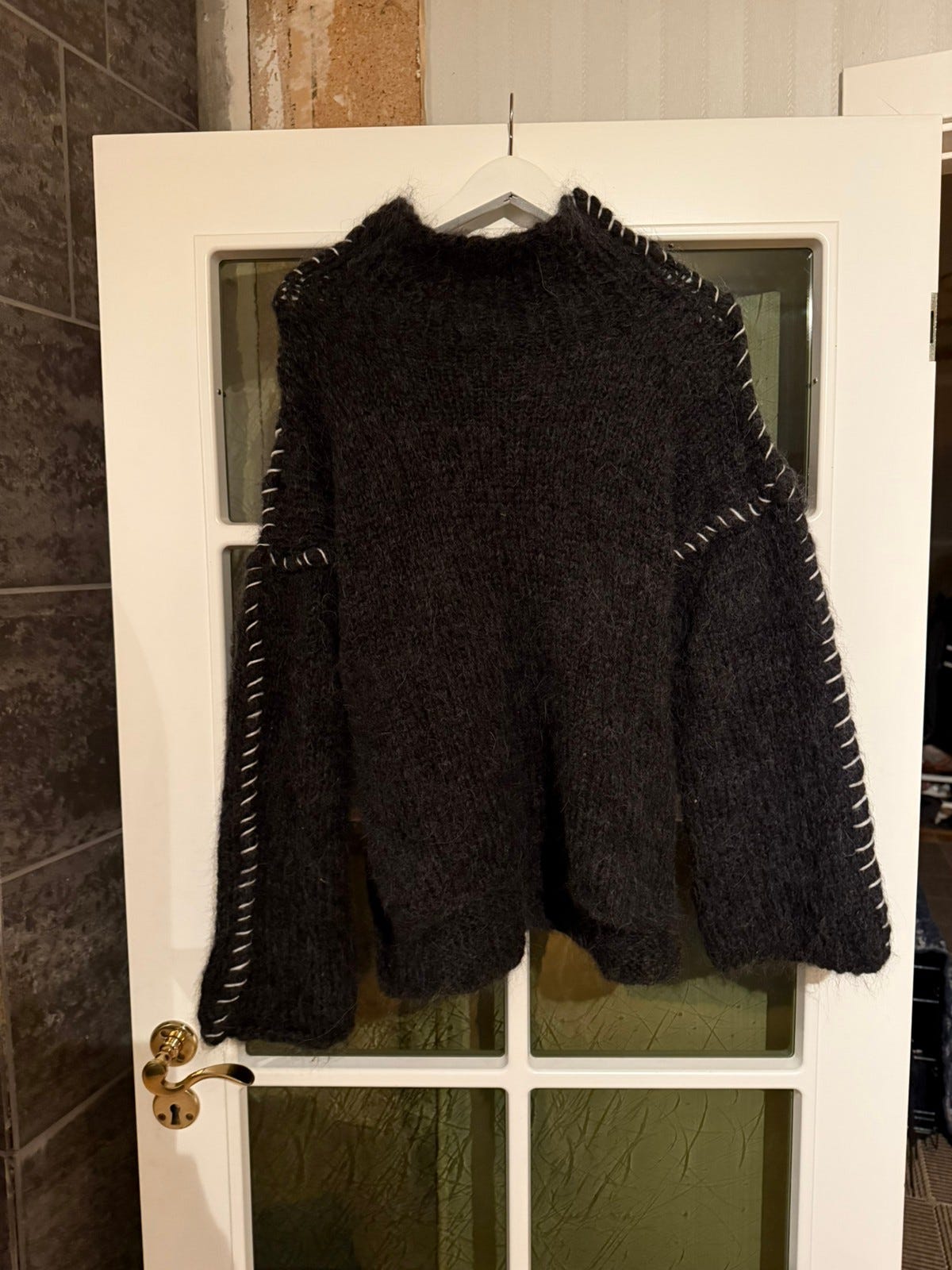 Hjemmestrikket Stitch genser | FINN-torget