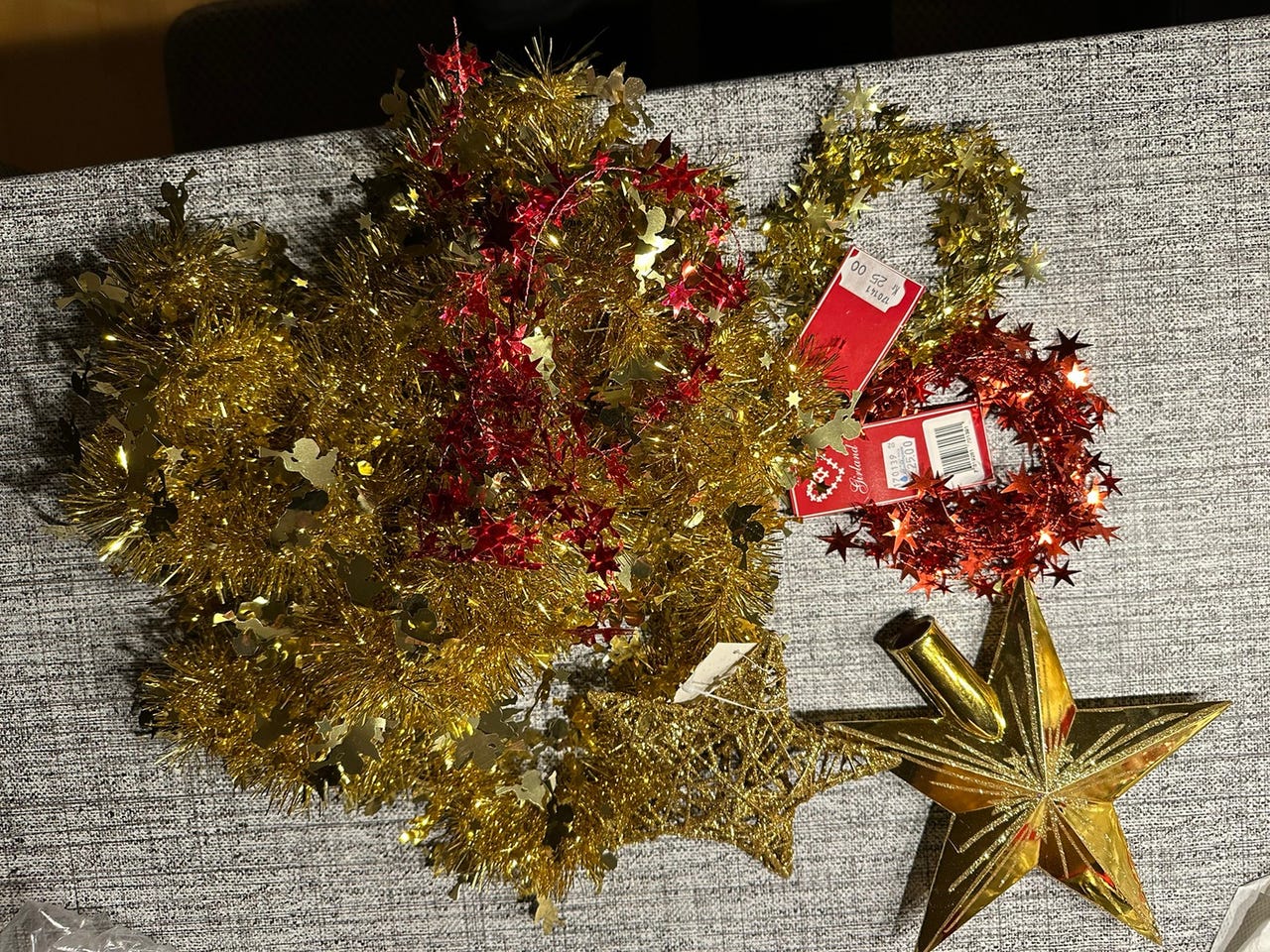 Lot med gull og rød glitter + stjerner samlet kr 59,- | FINN-torget