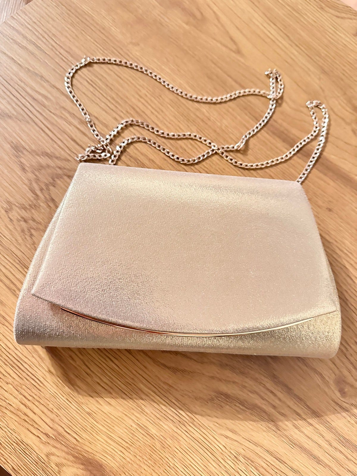 Flott gull clutch med plass til det nødvendigste | FINN-torget