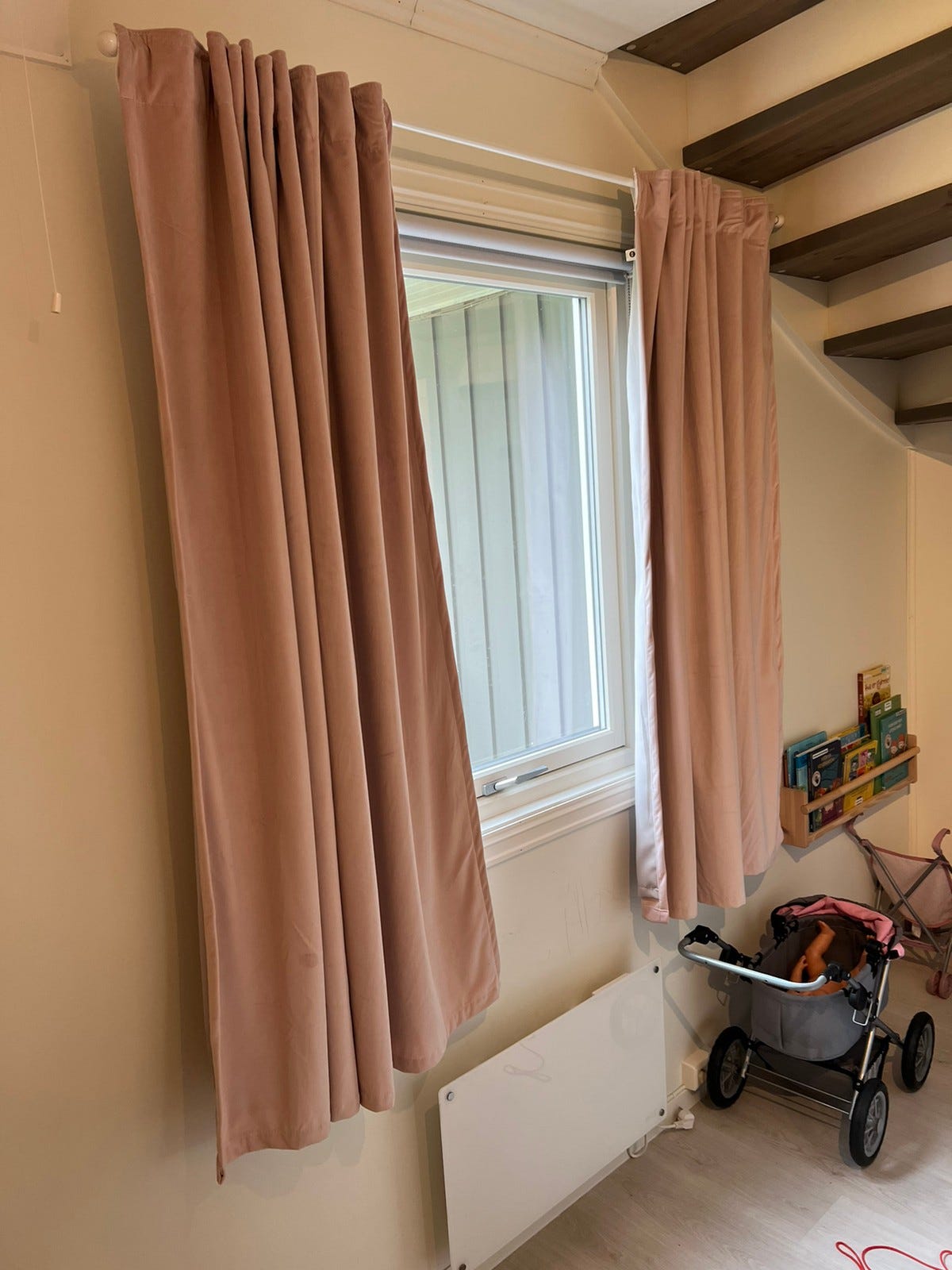 2 Lysdempende gardiner - 140x160 cm | FINN-torget