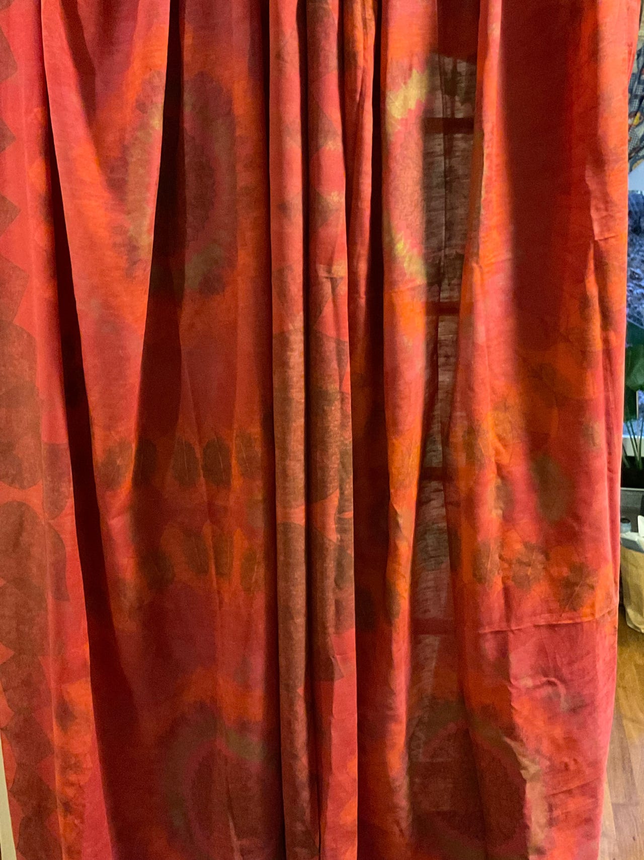 Røde gardiner 132x220 cm selges, to høyder | FINN-torget