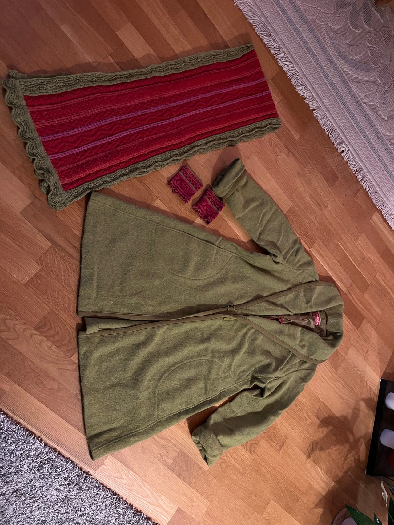 Kåpe Oleana. Design Solveig Hisdal. Skjerf og håndleddsvarmere. | FINN ...