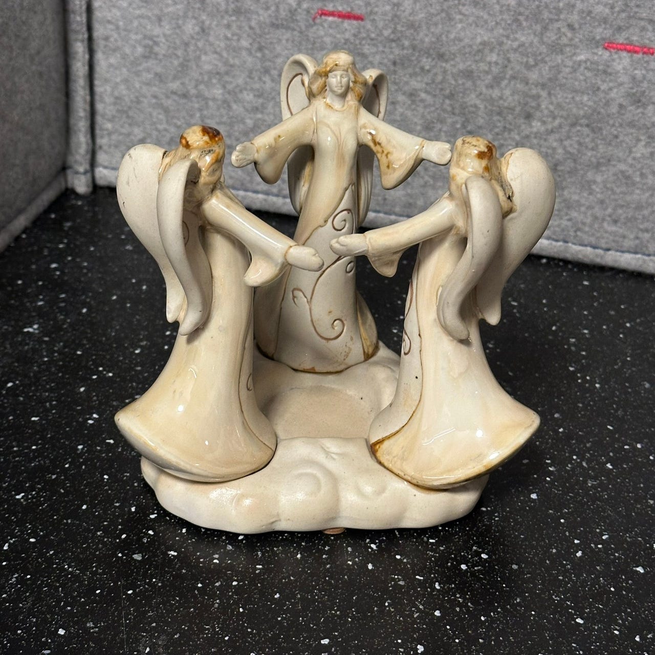 3 Dansende engler med telys i midten | FINN-torget