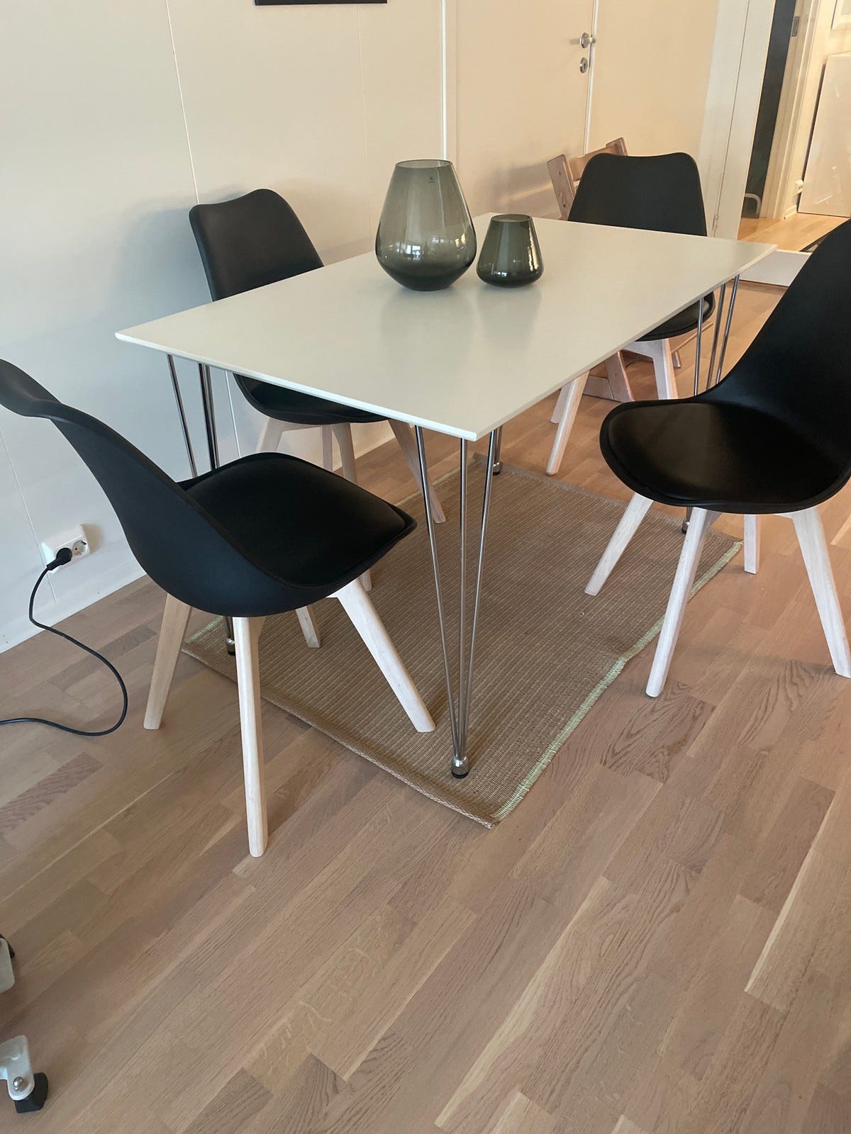 Fint bord og 4 stoler | FINN-torget