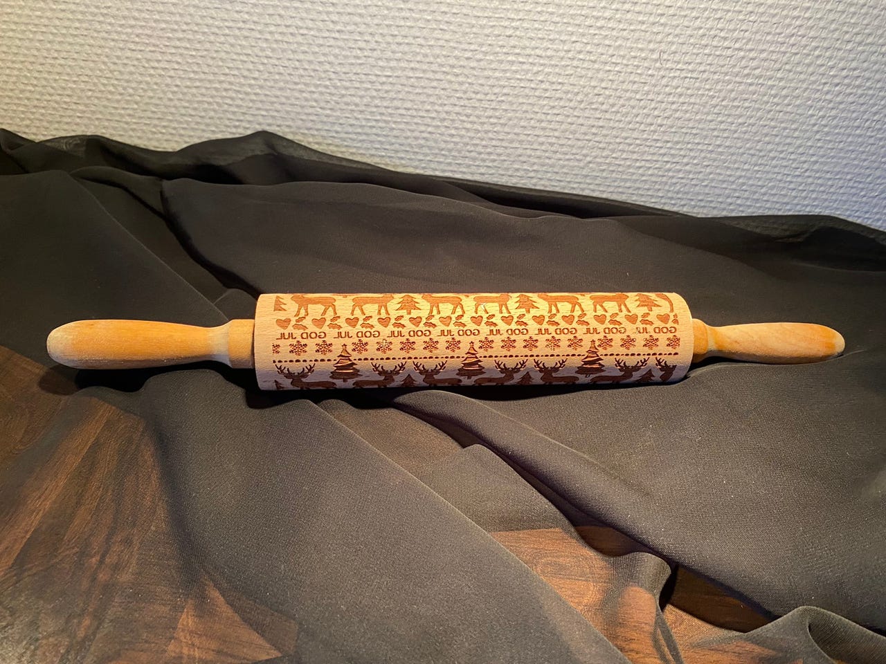 Kjevle i tre. Med "god jul"- mønster. | FINN-torget