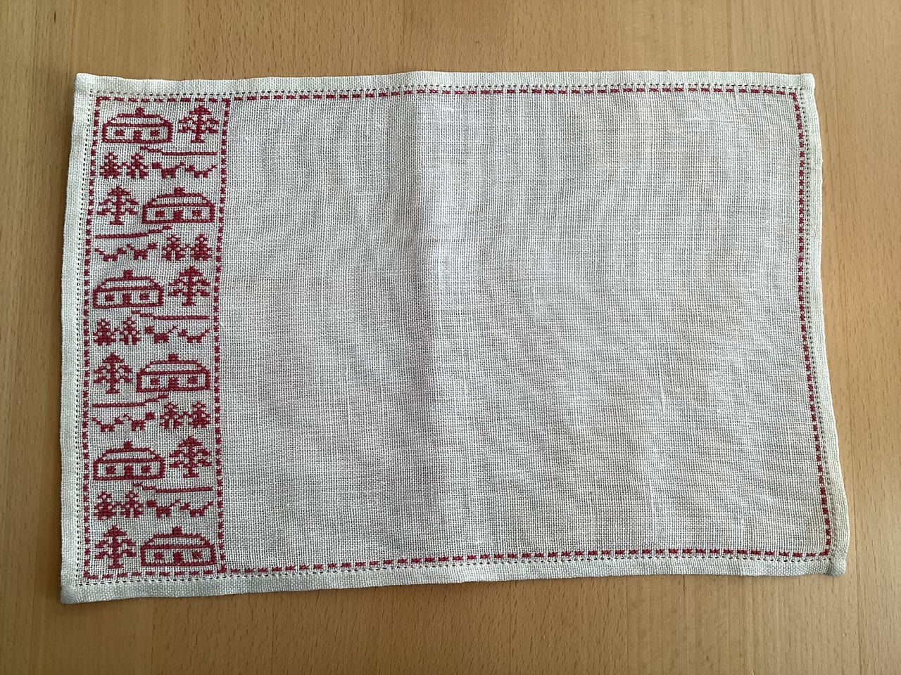 Brodert brikke i lin | FINN-torget