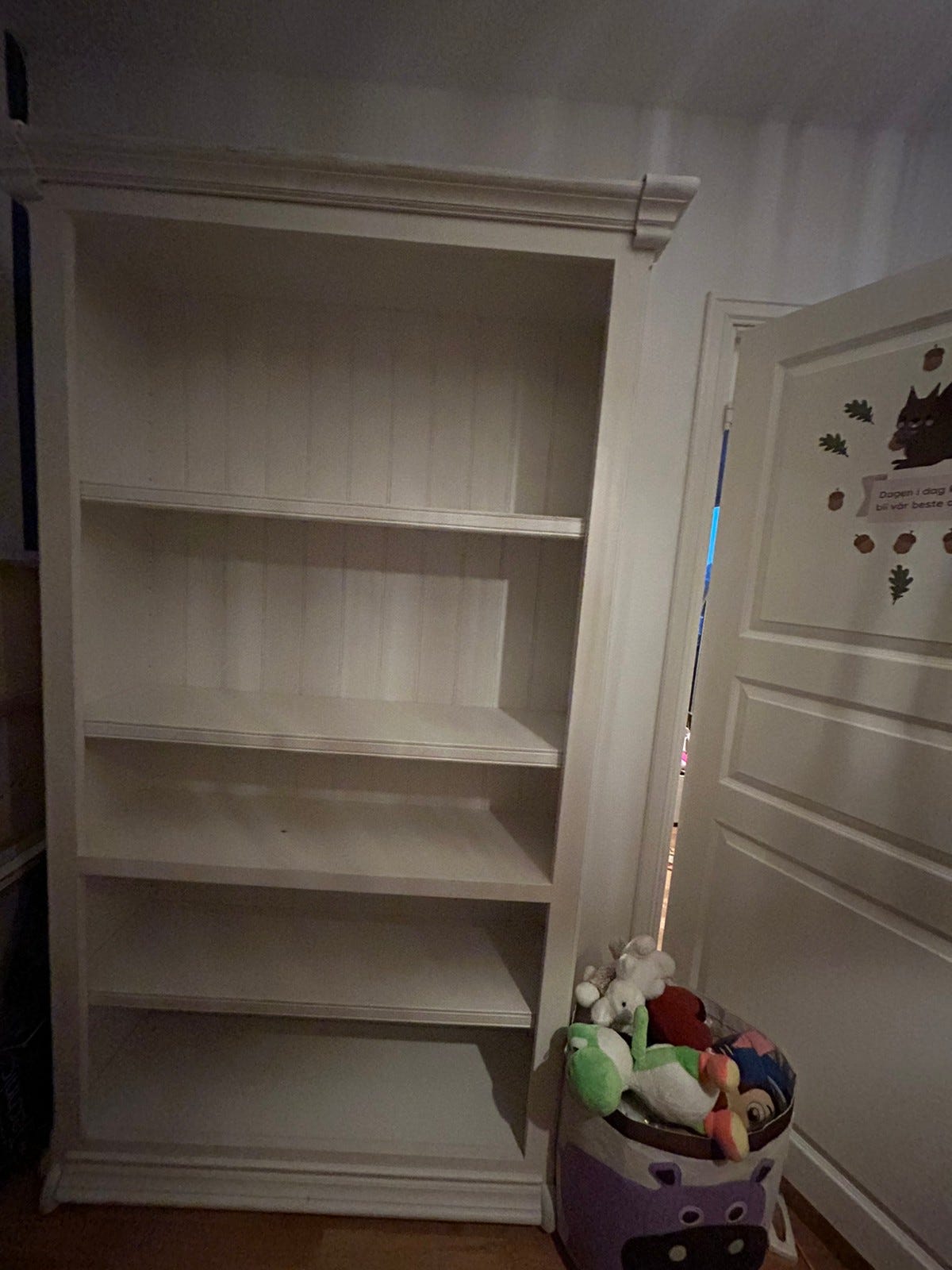 Bokhylle / skap / butikkinnredning heltre | FINN-torget