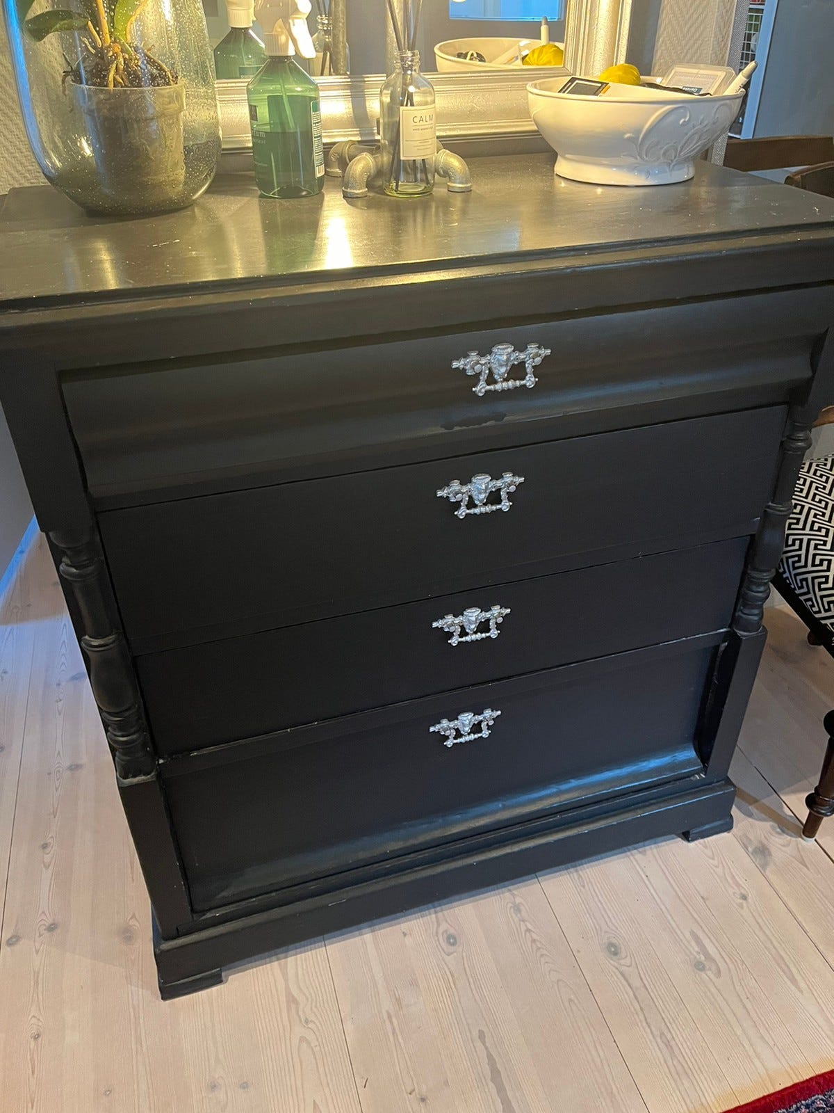 Heltre gammel kommode malt i dempet sort. | FINN-torget