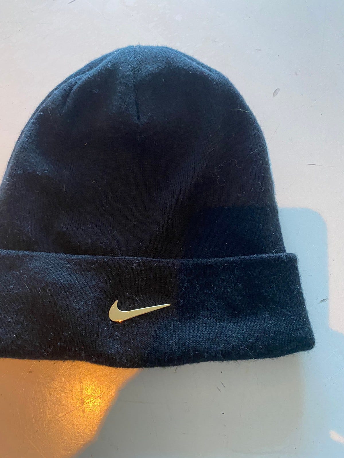 Tøff Nike Peak lue med gull metall swoosh-knallpris! | FINN-torget