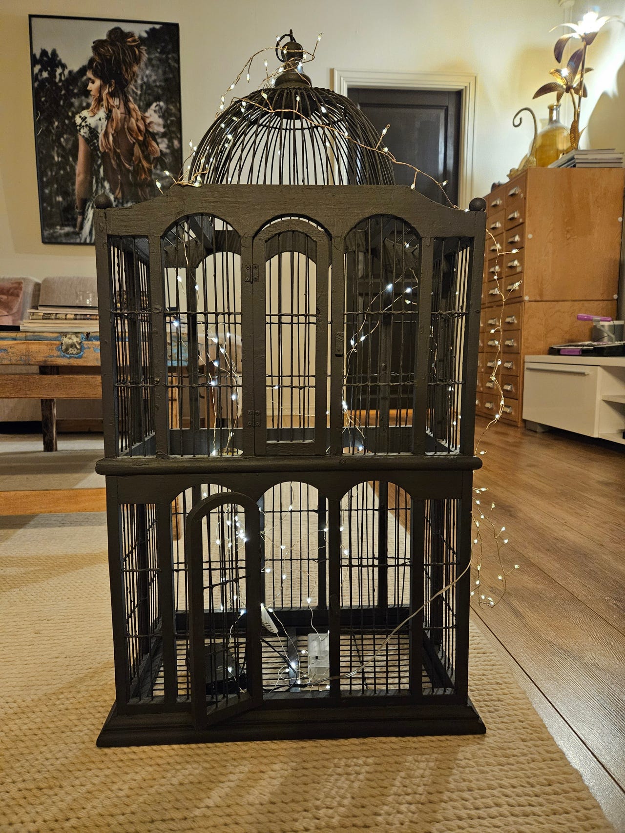 Fuglebur i tre med metallspiler | FINN-torget