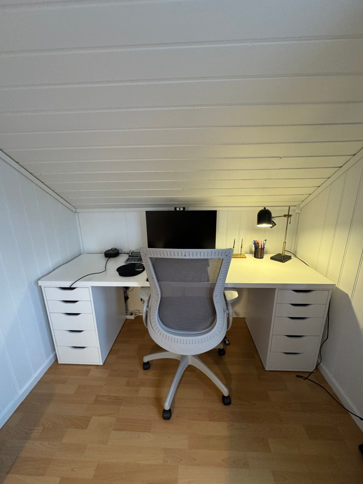 Skrivepult og kontor stol | FINN-torget